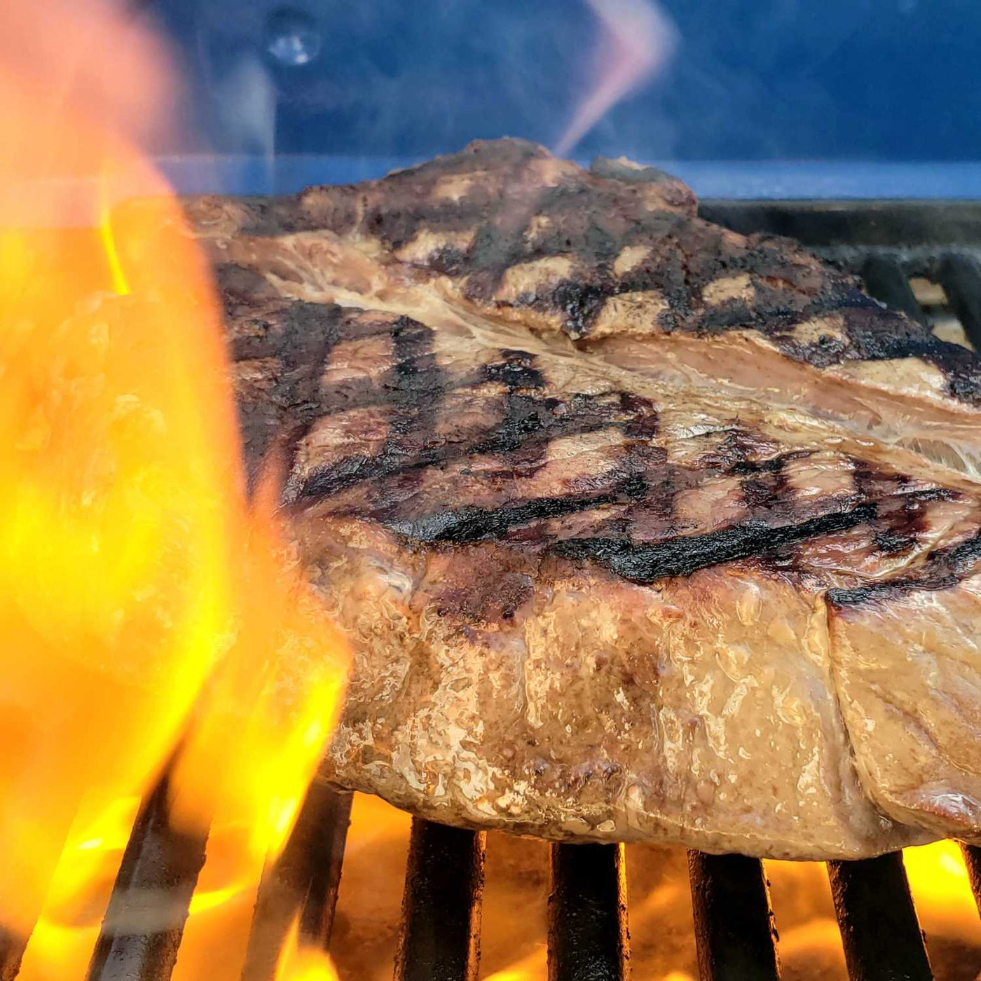 Searing Mastery on Weber Grill | MeatKing.hk